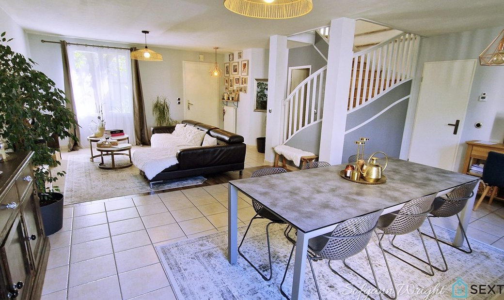 Kaufman House, 6 Rooms In Lã©Signy, 132 M2 In Lésigny, île De France ...