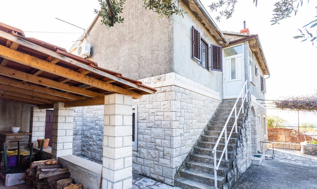 Brač, House With A Yard In A Nice In Splitska, Split Dalmatia County ...