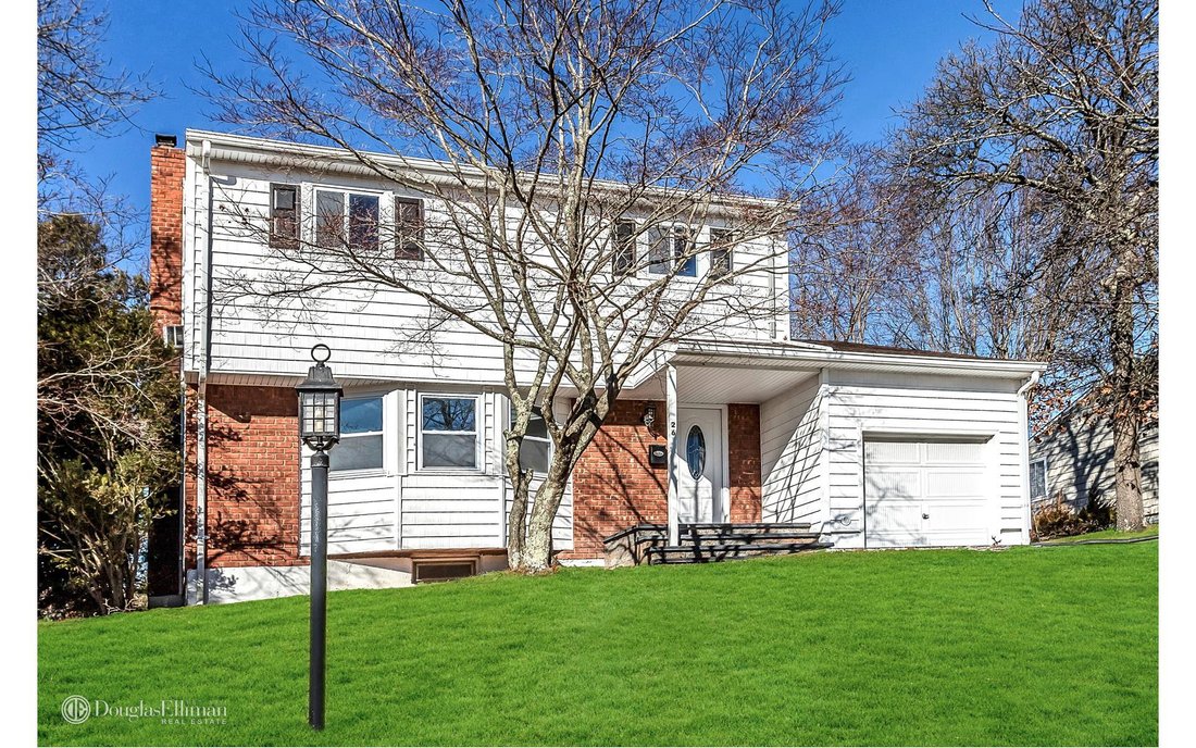 House Smithtown In Smithtown, New York, United States For Sale (15070436)