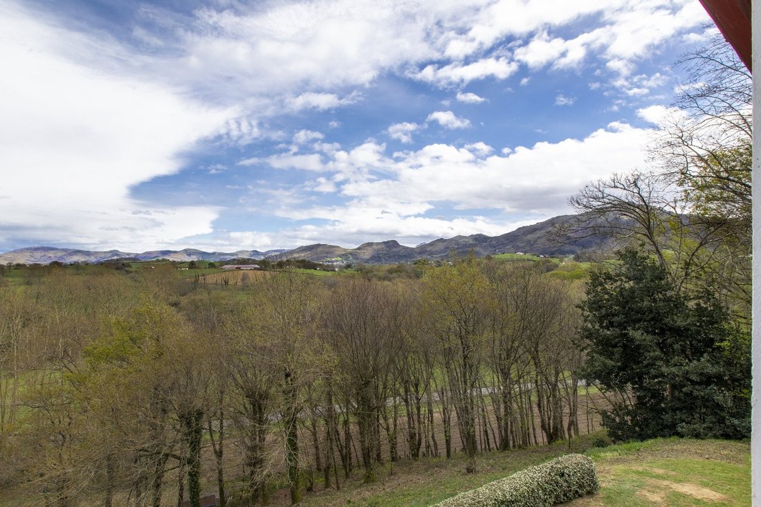 Belle Basquaise Dans Magnifique In Sare, Nouvelle Aquitaine, France For Sale (15113805)