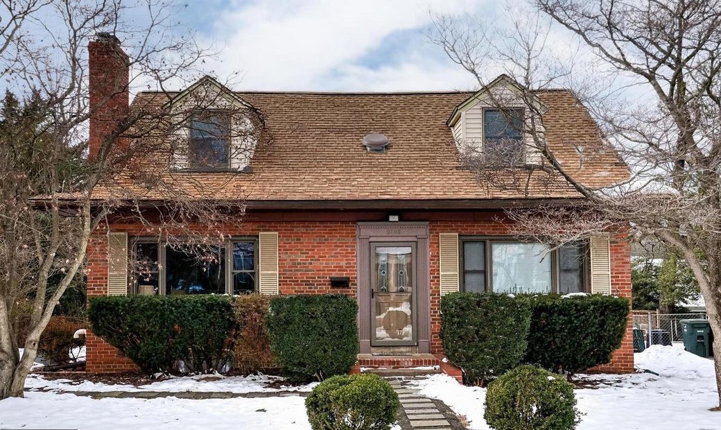 Cape Cod Home Full Of Substantial In Arlington, Virginia, United States ...