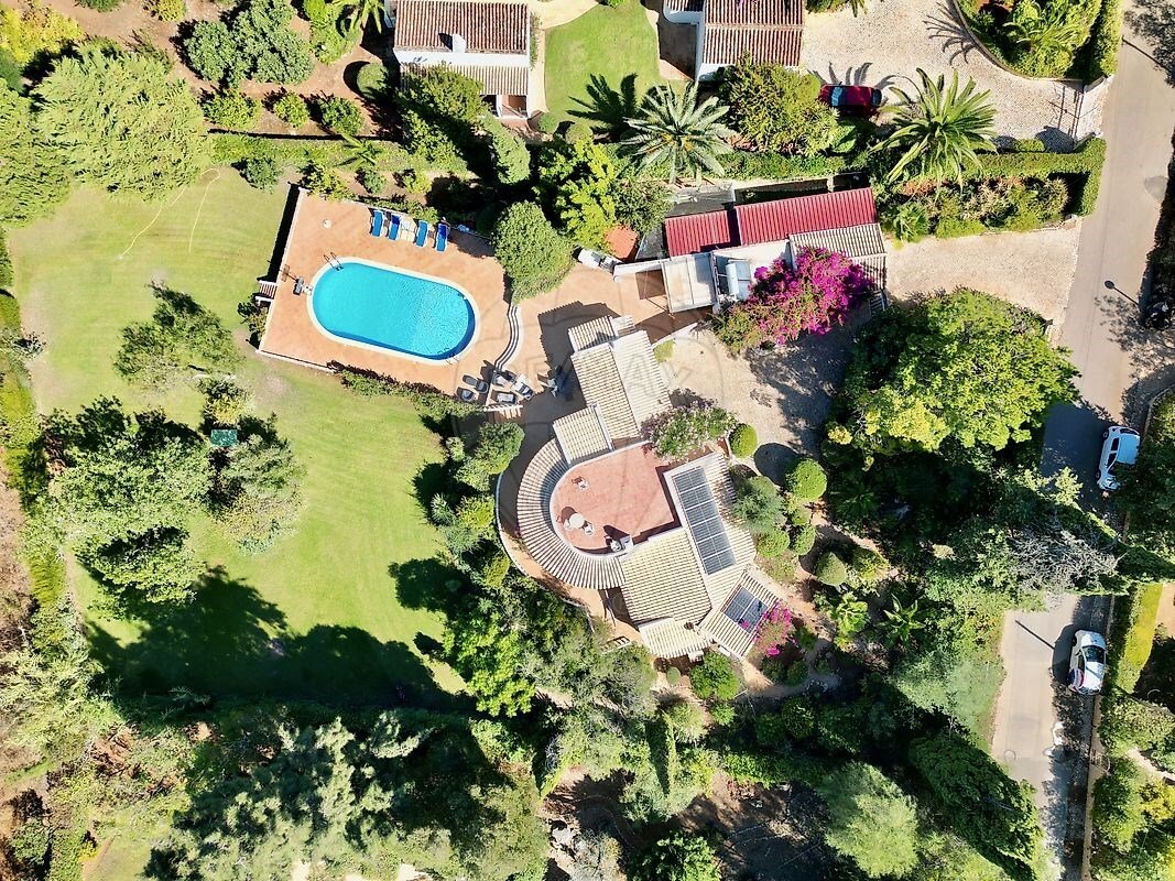 Aqui Está A Tradução Para Inglês: This Single Storey In Portimao ...