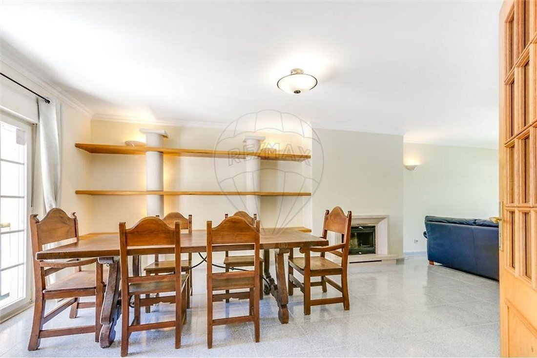 Moradia Em Muito Bom Estado De In Rio De Mouro, Lisbon, Portugal For ...