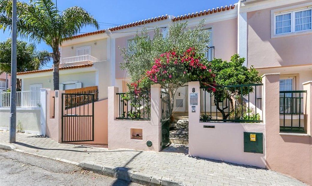 Moradia Em Muito Bom Estado De In Rio De Mouro, Lisbon, Portugal For ...