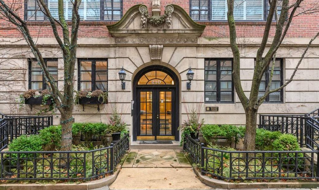 Renovated Three Level Townhome Like Condo In Chicago, Illinois, United ...