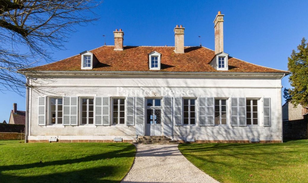 A Directoire Era Dwelling, In Saint Fargeau, Bourgogne Franche Comté ...