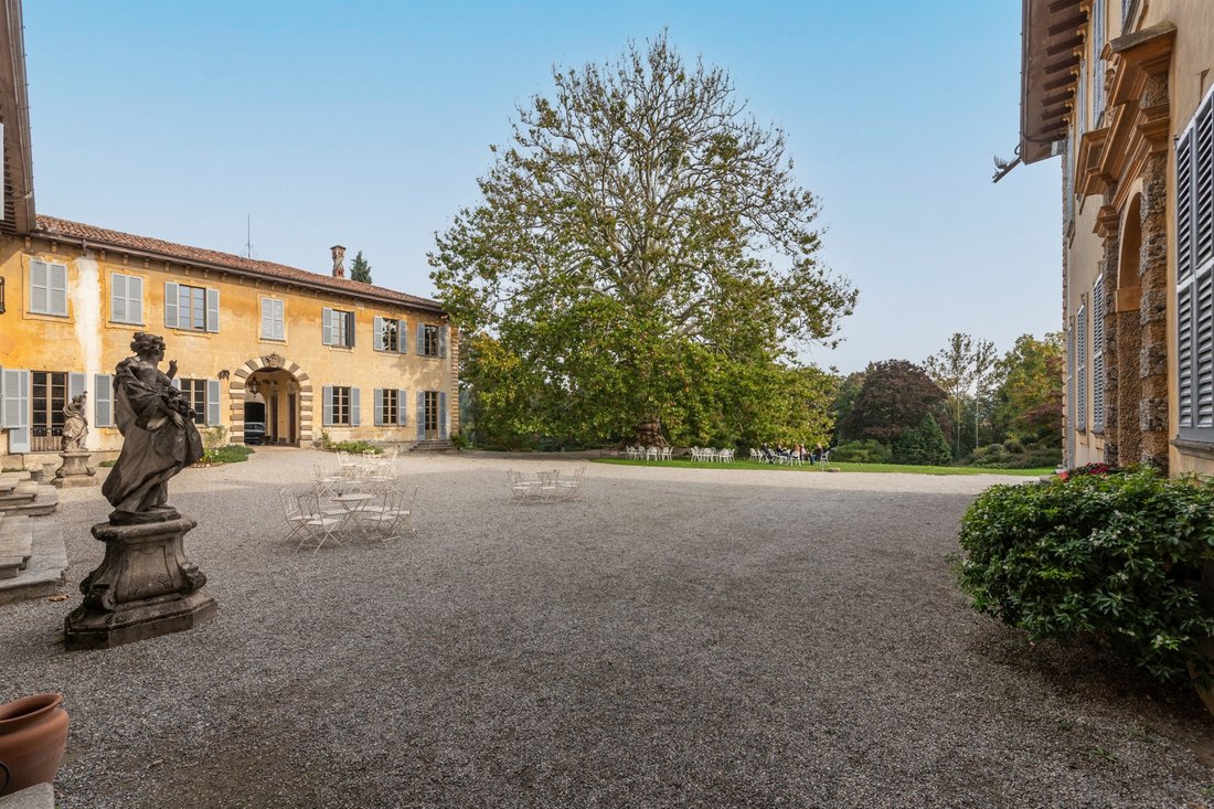 Prestigious Historic Mansion In The Lombard Countryside In Merate ...