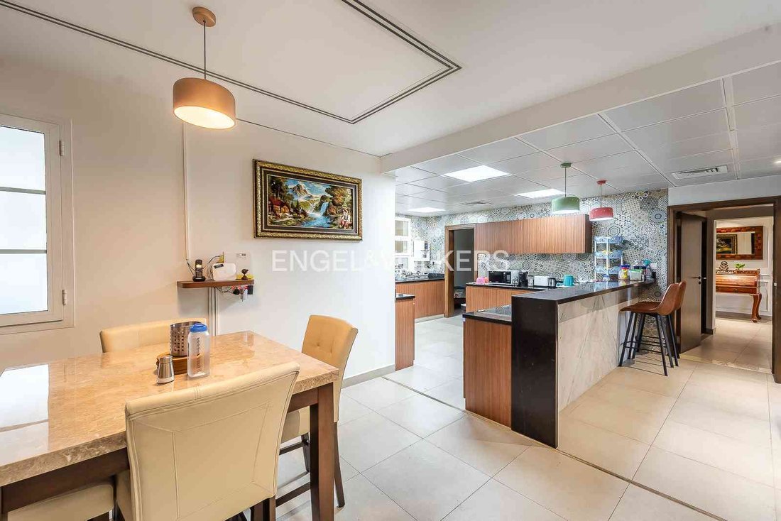 Lake View | Upgraded | Multiple Cheques In Dubai, United Arab Emirates ...