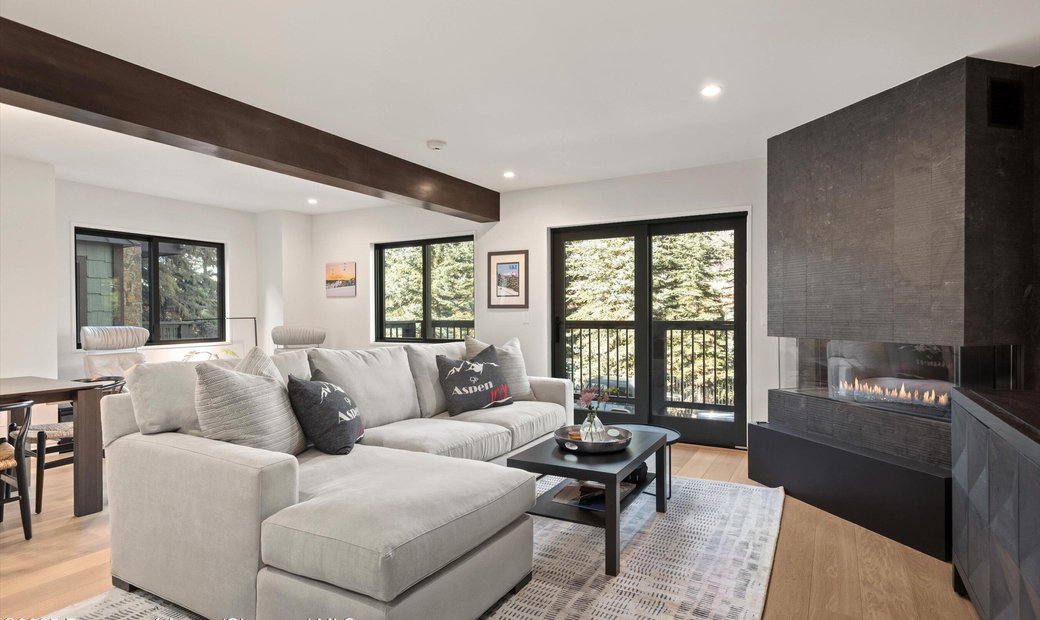 Stunning Fully Remodeled Turnkey Townhome In Aspen, Colorado, United ...