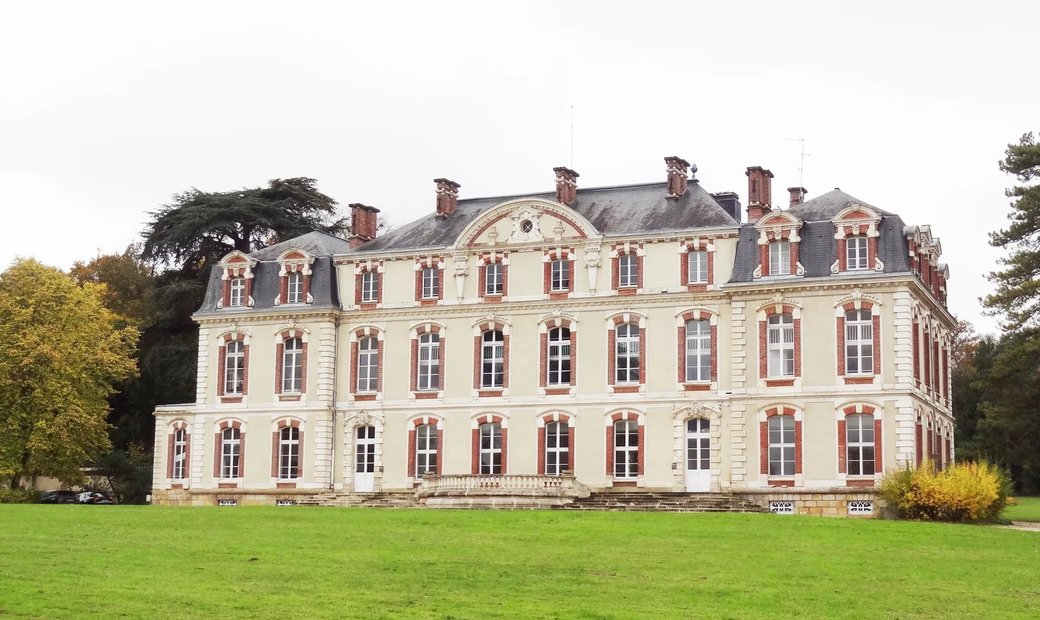 18th Century Castle And Its Walled Park In Fontainebleau, île De France ...
