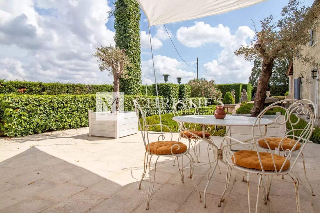 Beautiful Manor House Featuring A Swimming En Duras, Nueva Aquitania ...