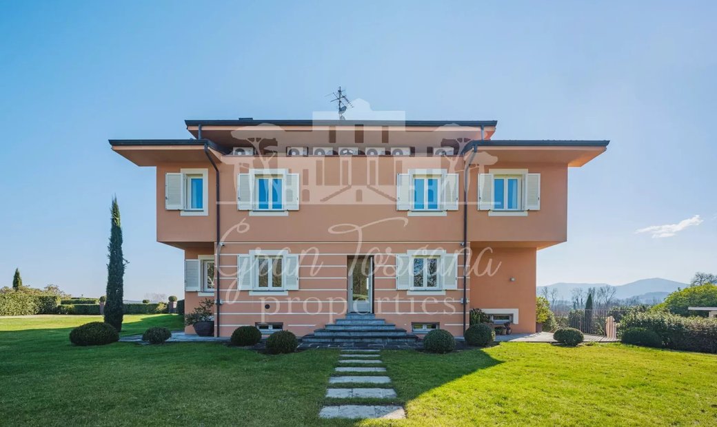 Lucca: Well Maintained Villa With Swimming Pool Close In Lucca, Tuscany ...