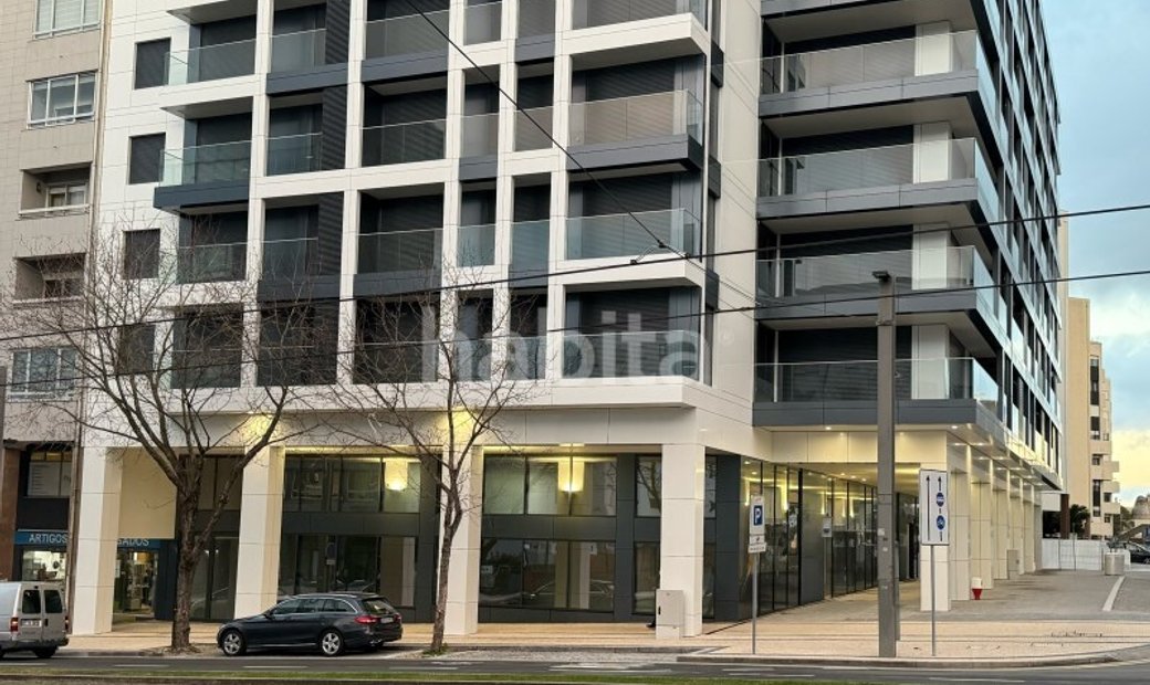 Shop With Mezzanine And Terrace Area In Mafamude E Vilar Do Paraiso ...