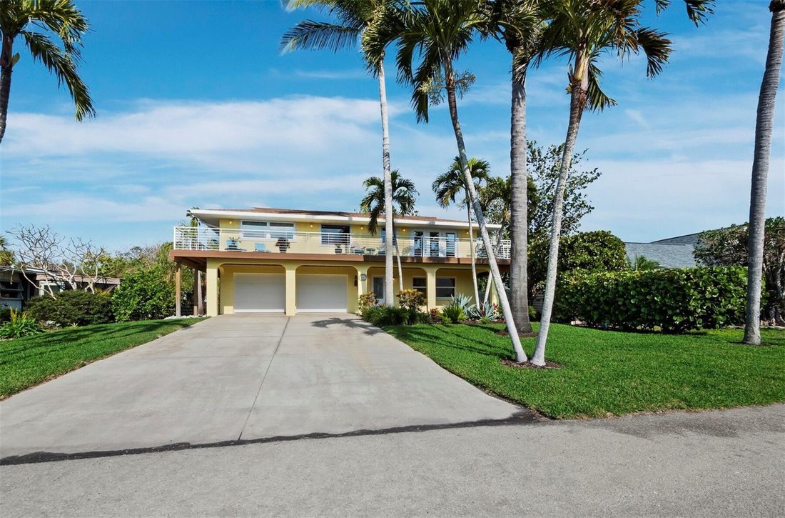 Charming Waterfront Retreat In Historic In Longboat Key, Florida ...