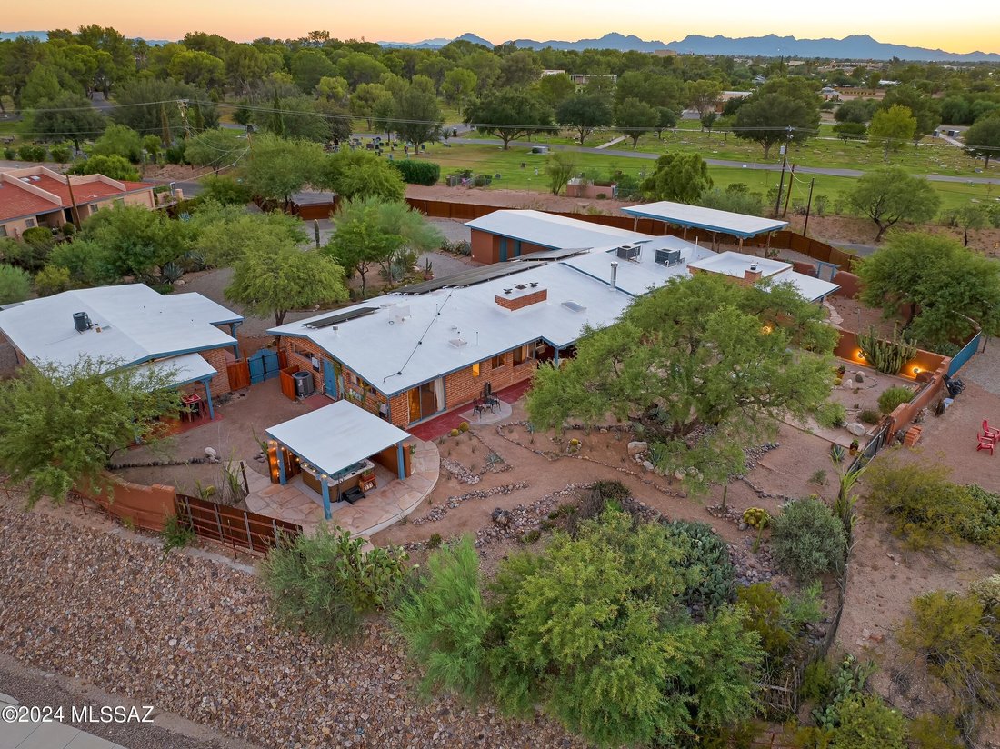 Meticulously Maintained Sprawling Adobe Ranch In Tucson, Arizona ...