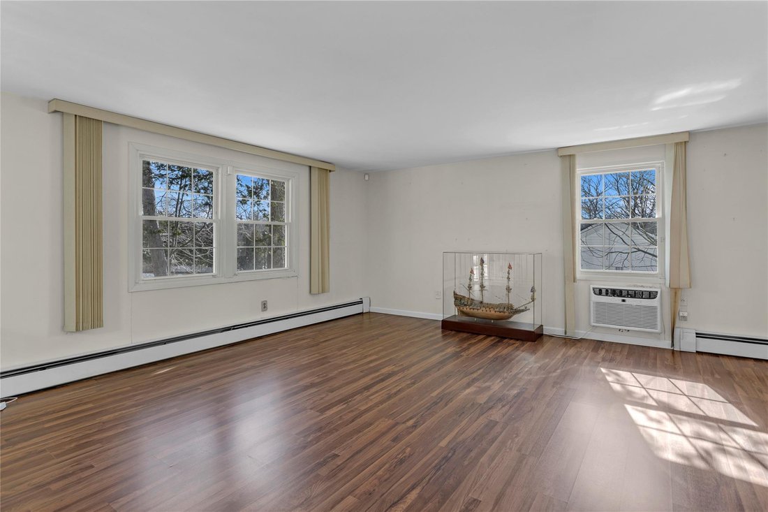 House Coram In Coram, New York, United States For Sale (15237944)