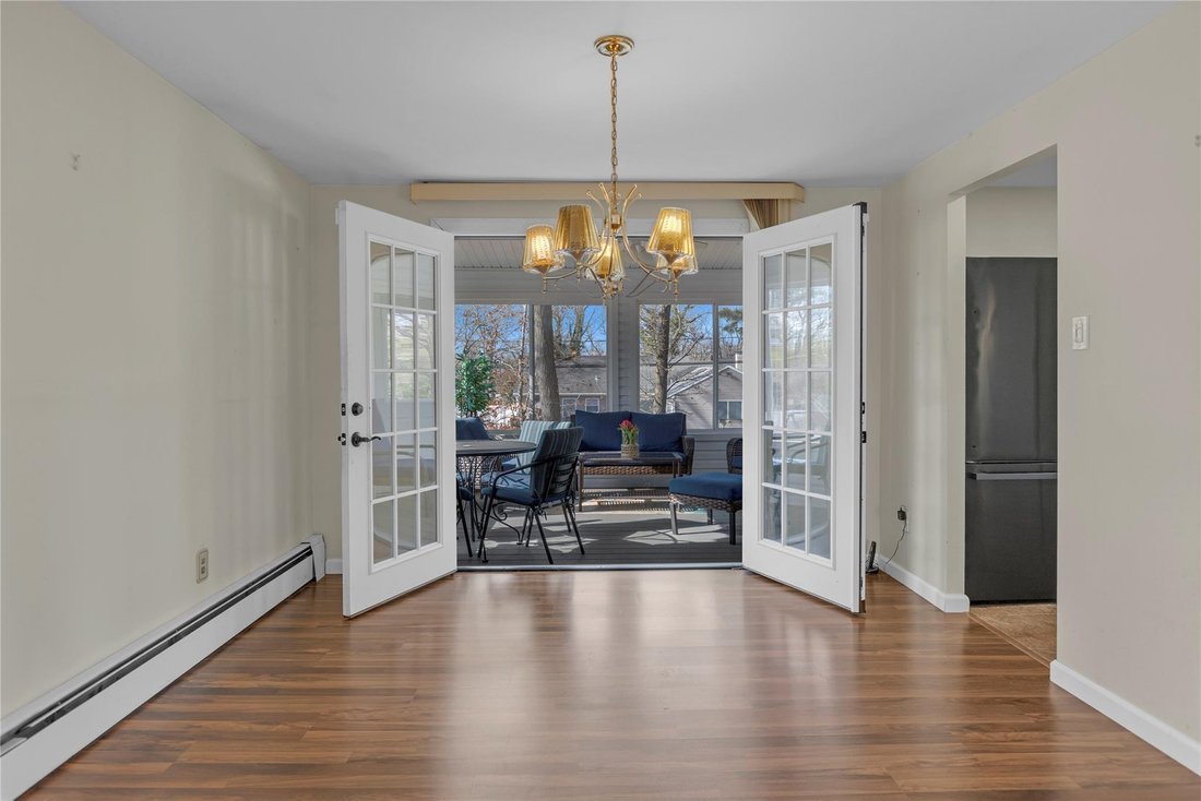 House Coram In Coram, New York, United States For Sale (15237944)