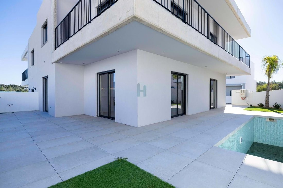 Villa T4 In Alvor In Alvor, Algarve, Portugal For Sale (15236980)