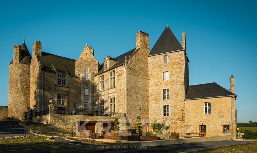 Castello Del Xvi Secolo Vicino Alle Spiagge In Bayeux, Normandia ...