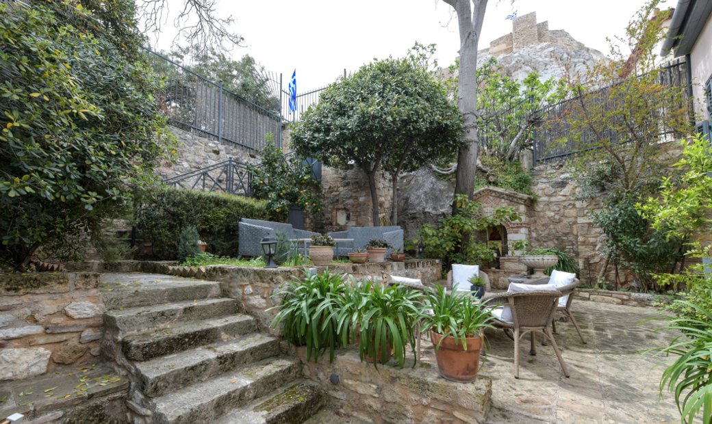 Historic House In Plaka With Stunning Courtyard And Dans Plaka, Greece ...