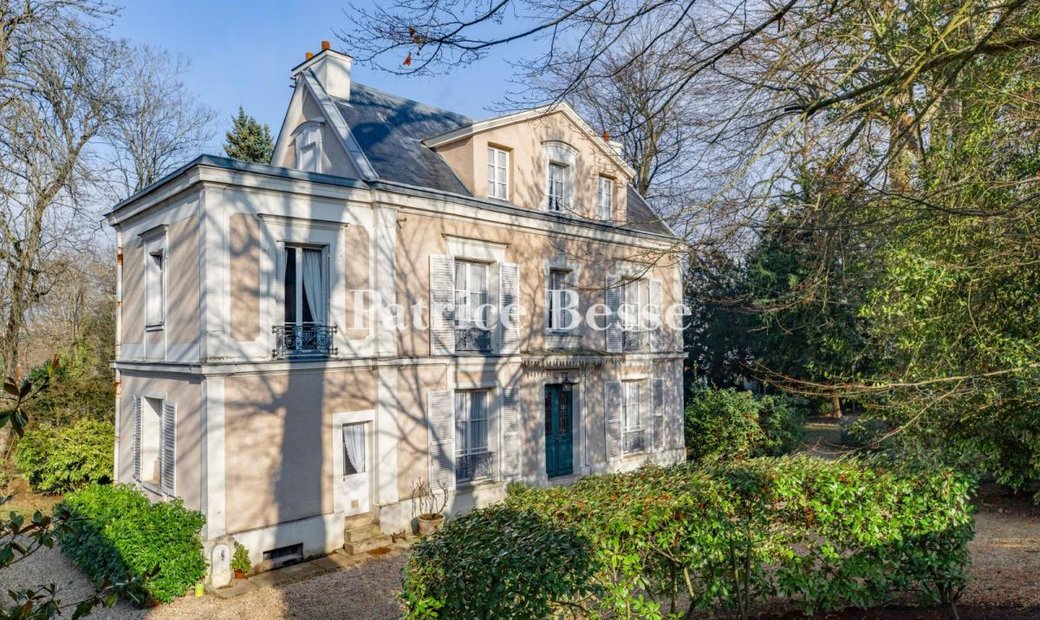 A Late 18th Century Bourgeois Townhouse, With In Brunoy, île De France, France For Sale (15251424)