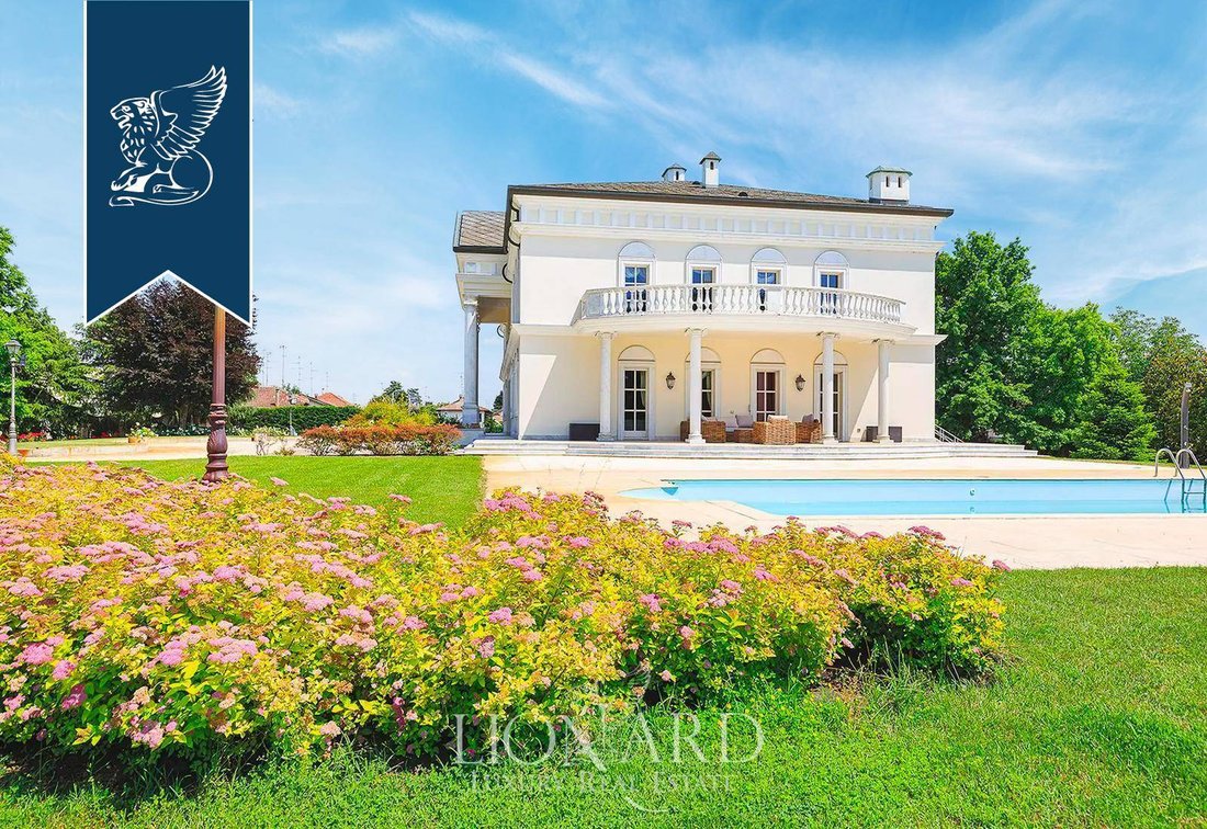 Luxury Villa With A Pool For Sale In The Province Of In Robbio ...