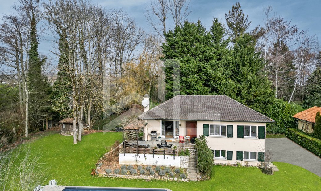 Charmante Villa En Plein Cœur De En Commugny, Cantón De Vaud, Suiza En ...