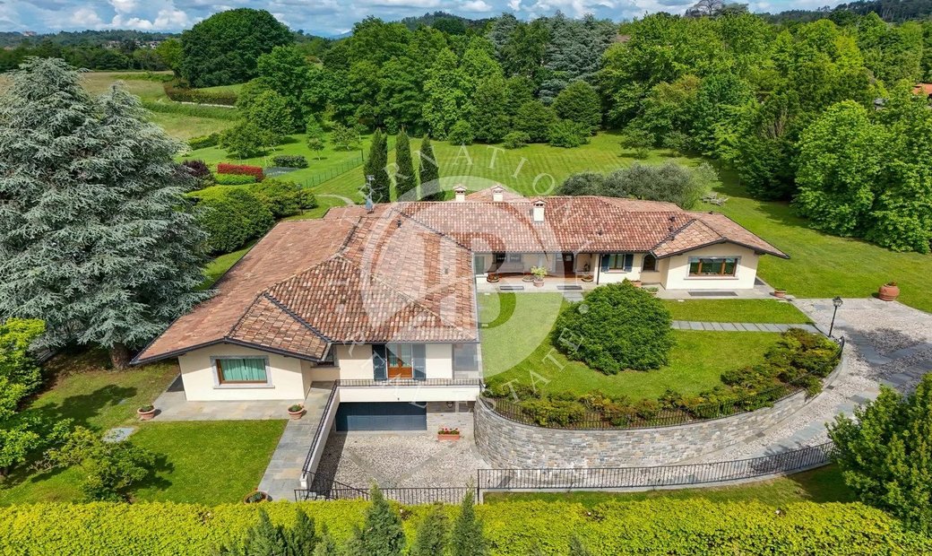 Prestigious Villa With Park In Villa Guardia, Dans Côme, Lombardie ...