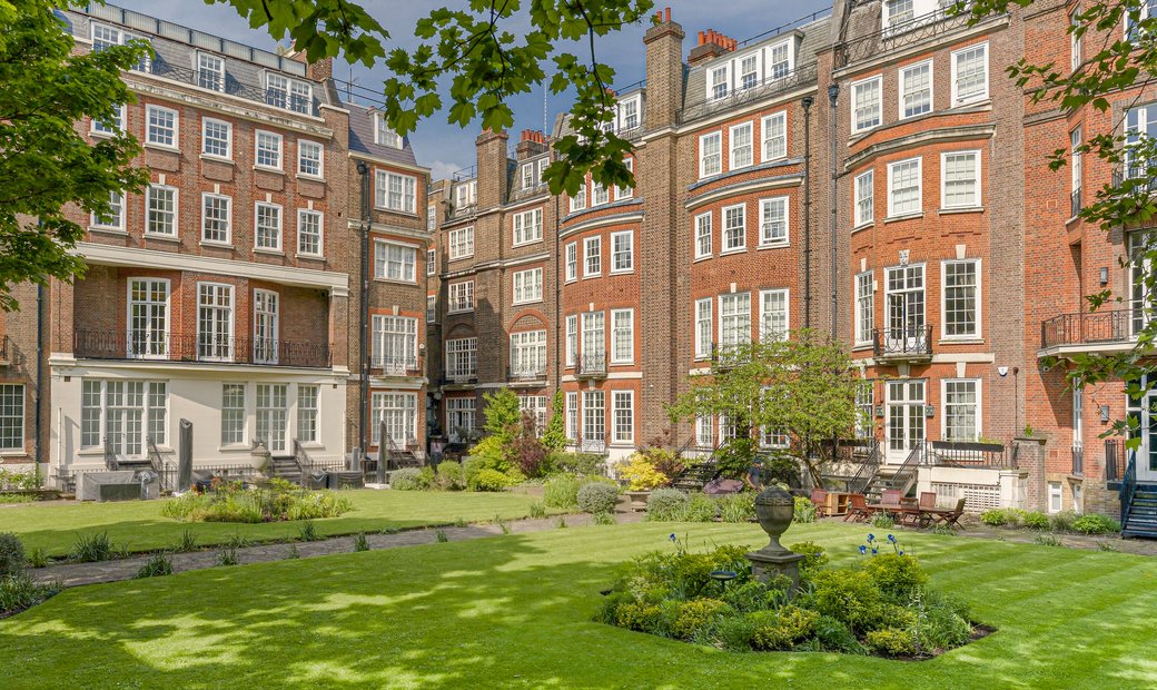 A Three Bedroom Duplex Apartment With Access In London, England, United ...
