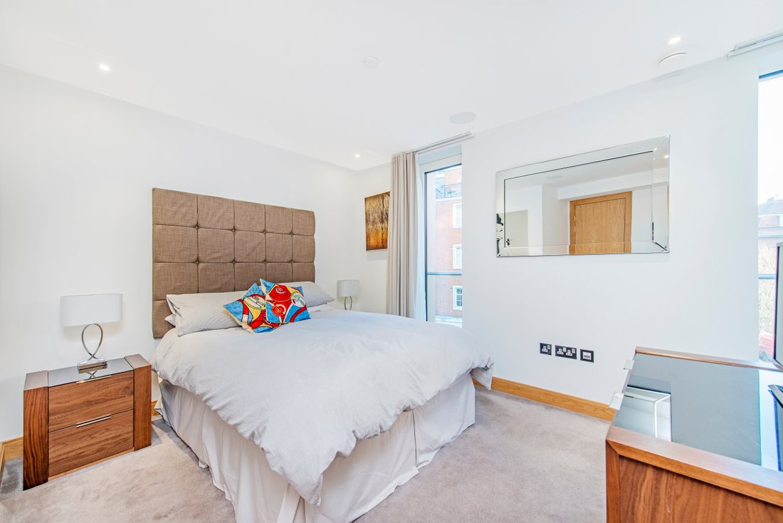 A Superb 2 Bed Apartment In The Prestigious In London, England, United ...