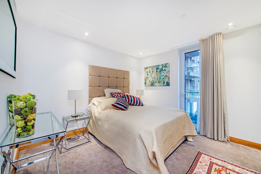 A Superb 2 Bed Apartment In The Prestigious In London, England, United ...