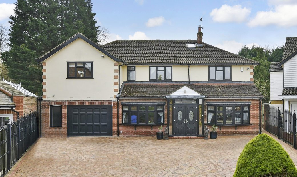 5 Bedroom Detached House In Loughton In Loughton, England, United ...