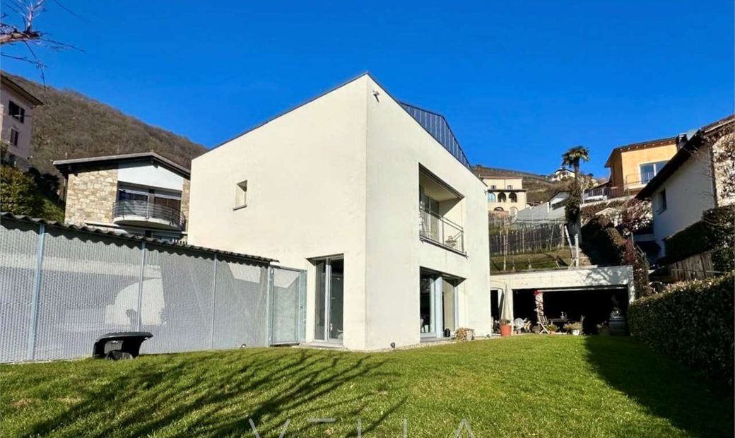 Moderna Casa Unifamiliare Con Portico In Bioggio, Ticino, Switzerland ...