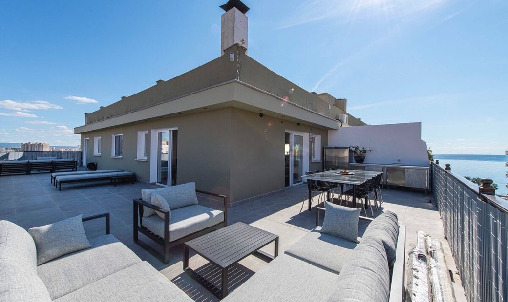Modernisiertes Penthouse Mit Meerblick, Blick In Palma, Illes Balears ...