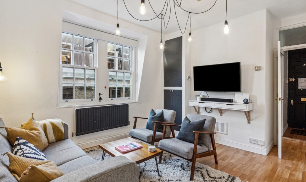 Chic And Stylish 2 Bedroom, 1 Bathroom Flat In London, England, United ...