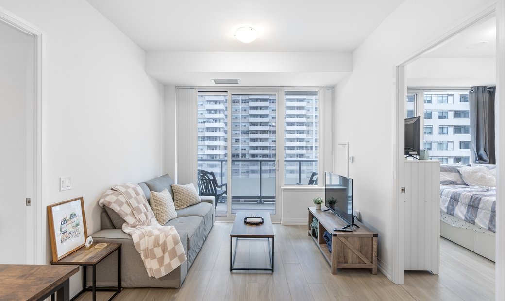 Life At Yonge And Eglinton In Toronto, Ontario, Canada For Sale (15306080)