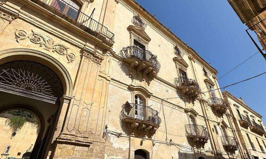 Appartamento Storico Di 300 Mq In Palazzo Astuto In Noto, Italy For ...
