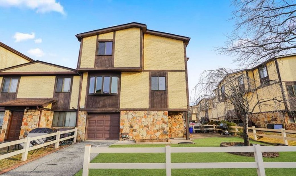 3 Bedrooms Single Family Attached In New York, New York, United States ...