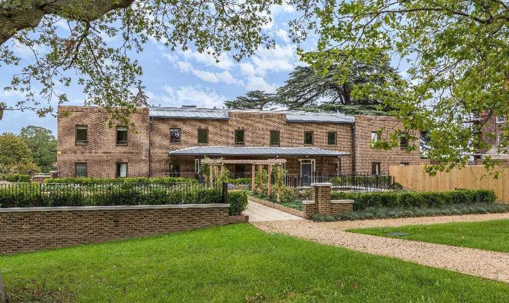 Spacious 4 Bedroom Townhouse In Trent Park, In London, England, United ...