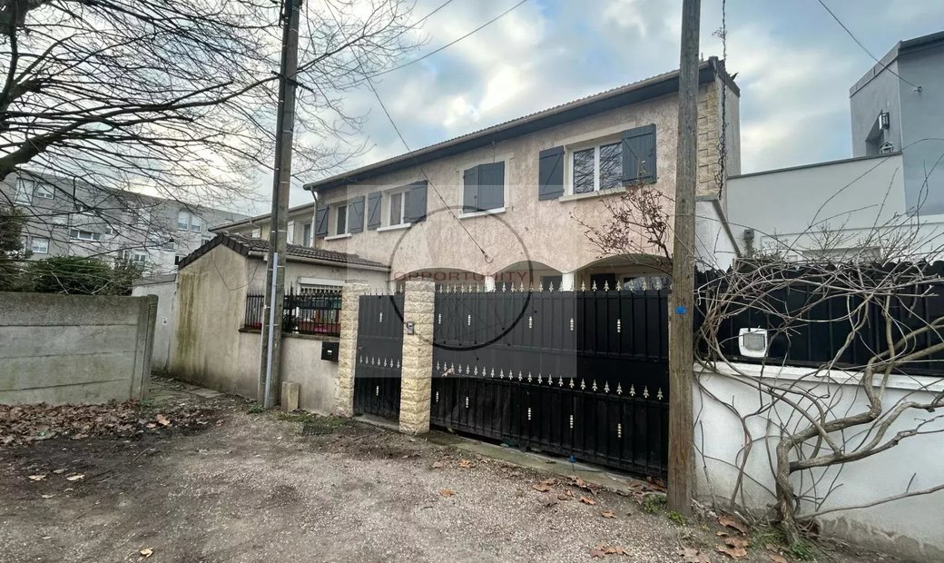 Montreuil House In Montreuil, île De France, France For Sale (15332183)