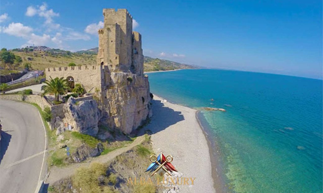 Château Majestueux En Bord De Mer Dans Borgata Marina, Calabre, Italie ...