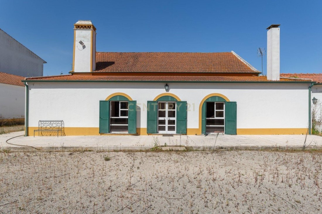 Moradia Tradicional Na Vila De In Marinhais, Santarém District ...