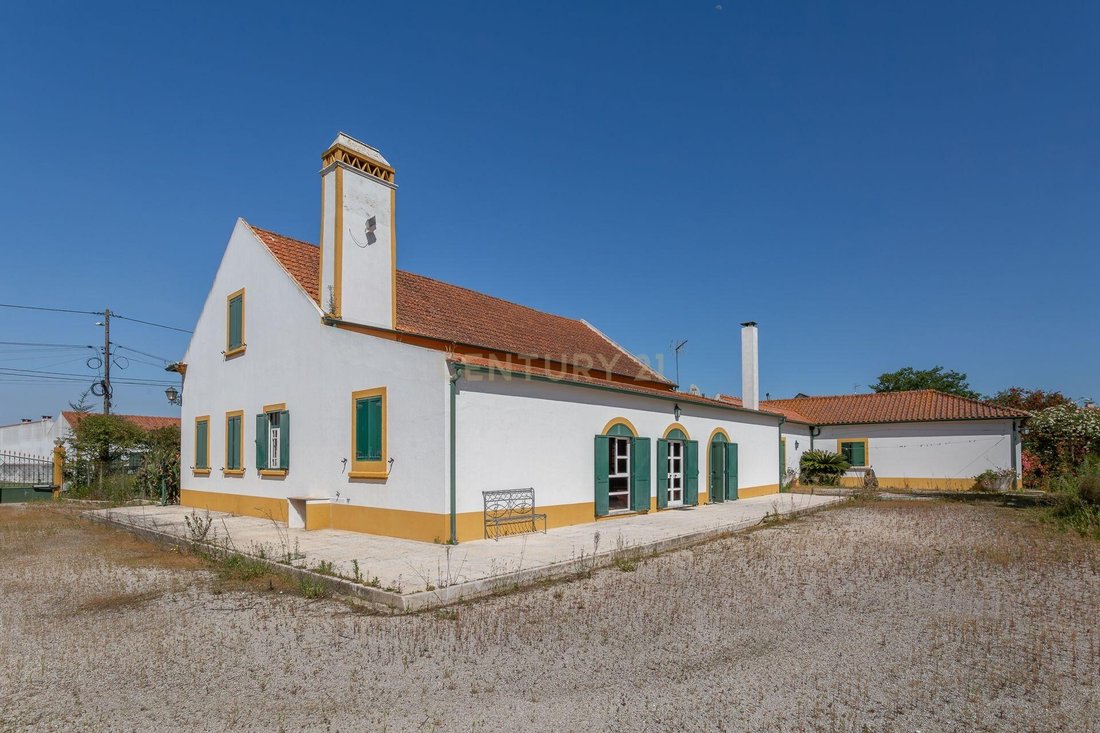 Moradia Tradicional Na Vila De In Marinhais, Santarém District ...