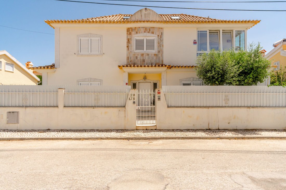 Maison T4 Isolée à 3 Minutes De La Dans Charneca De Caparica, Setúbal ...