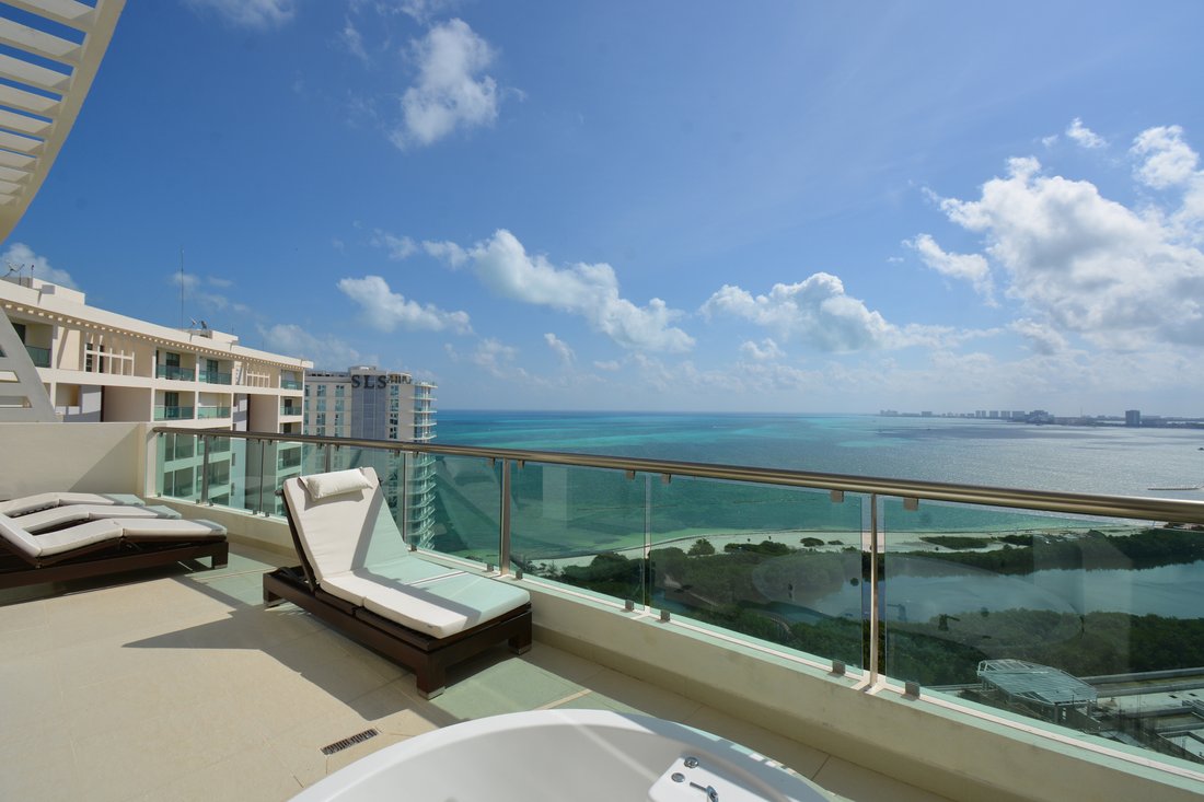 Stunning Oceanfront Penthouse With Caribbean In Cancún, Quintana Roo ...
