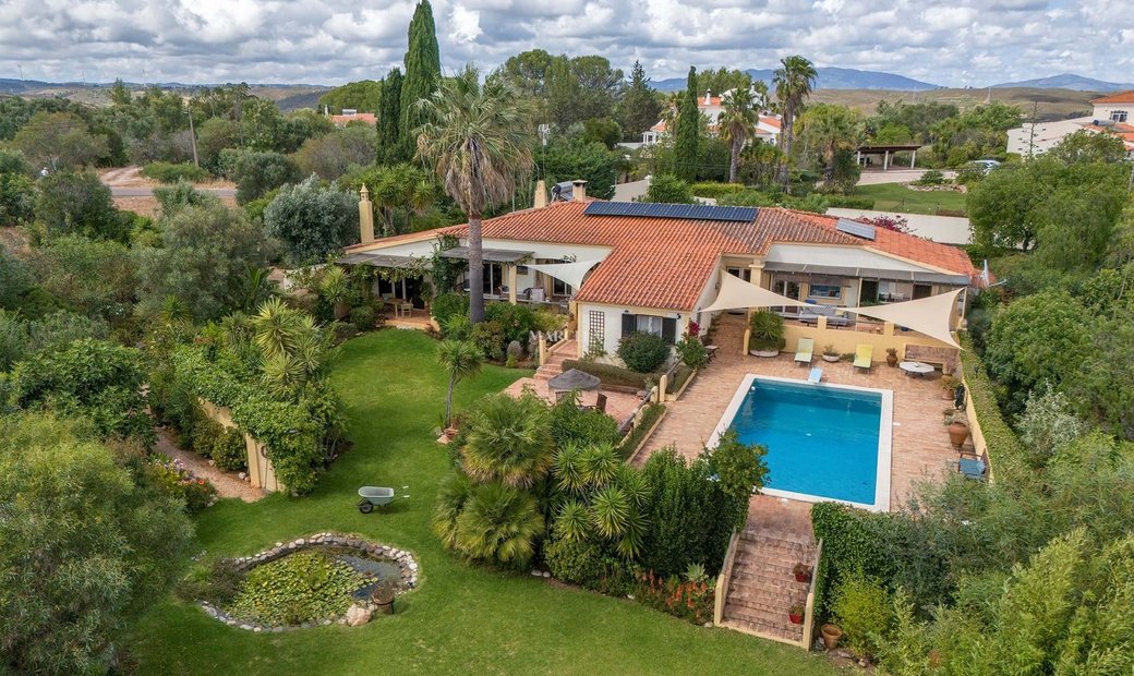 Fantastic 4 Bedroom Villa With Pool In Bensafrim E Barao De Sao Joao ...