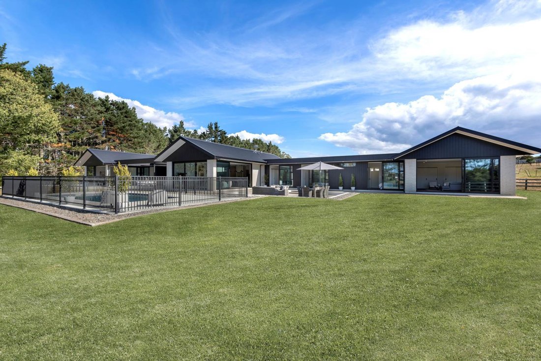 Luxury Living In A Countryside Setting In Beachlands, Auckland, New ...