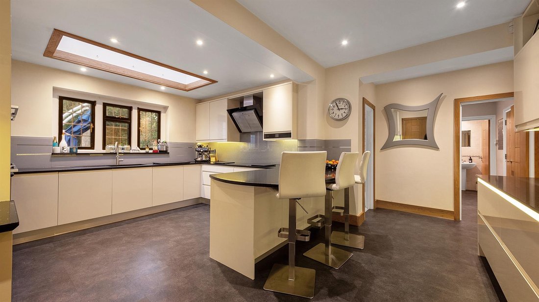 5 Bedroom House For Sale In Keston Park In Orpington, England, United ...