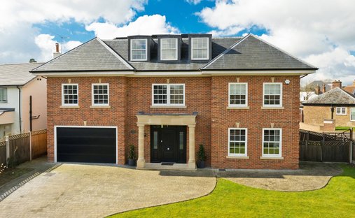 Luxe moderne maisons à vendre à Thames Ditton, Angleterre, Royaume-Uni | JamesEdition