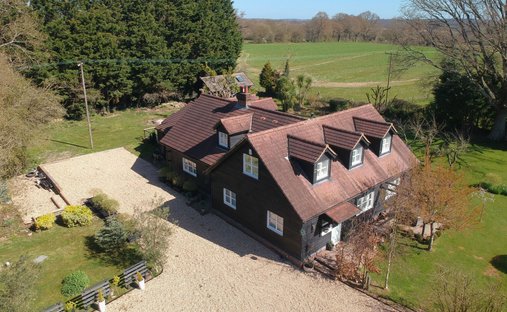 Maisons de luxe à vendre à Roundstreet Common, Wisborough Green, Angleterre, Royaume-Uni ...